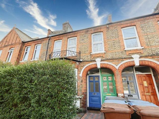167 Winns Avenue, London, E17 2 bed apartment to rent £2,000 pcm £462 pw