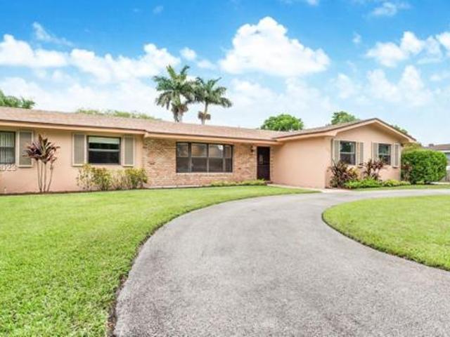 16842 86th Ave SW, Palmetto Bay, FL 33157