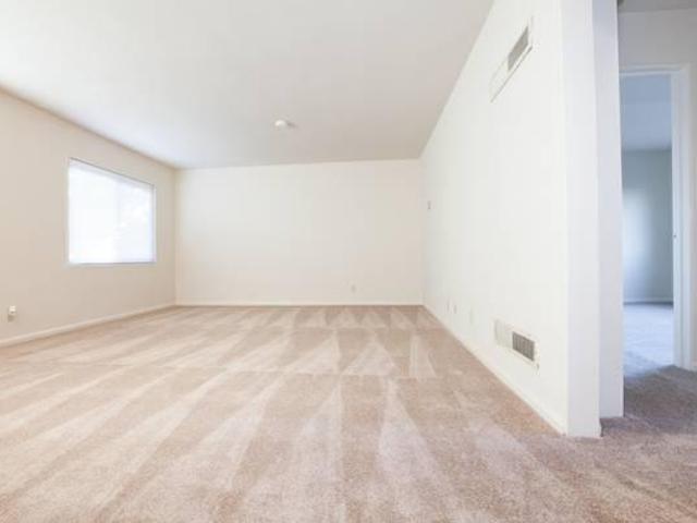 $1684 / 1br 676ft² Amazing & Bright 1 Bed w/ PG&E Included, Close to Cal Train, Pool Area