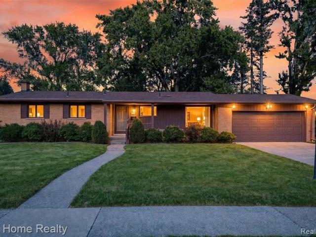 16850 Surrey St, Livonia, MI 48154