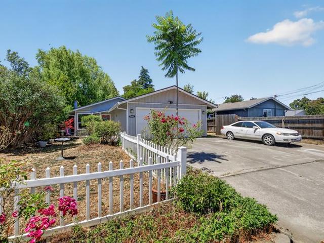 1688 Lillian St, Medford, OR 97501