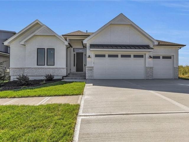 16890 S Illusion Pl, Olathe, KS 66062