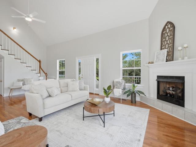 168 Windermere Lane NE