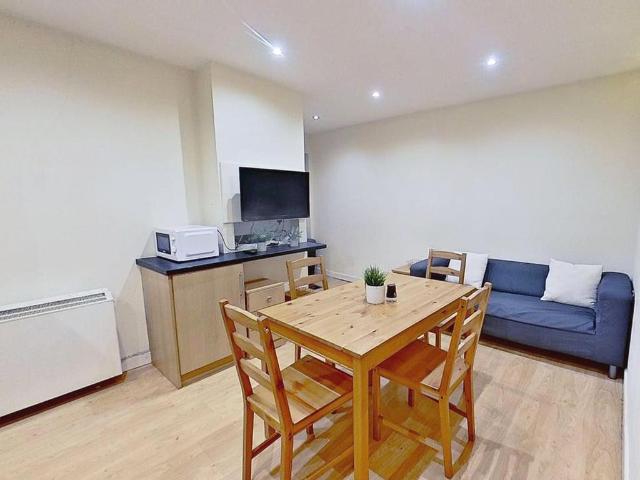 168a, North Sherwood Street. 3 bed flat to rent £2,015 pcm £465 pw