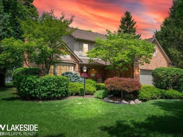 16965 Huntington Woods Dr, Macomb, MI 48042