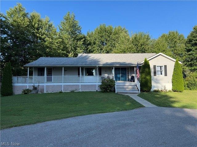 1696 Concord Ct, Roaming Shores, OH 44084