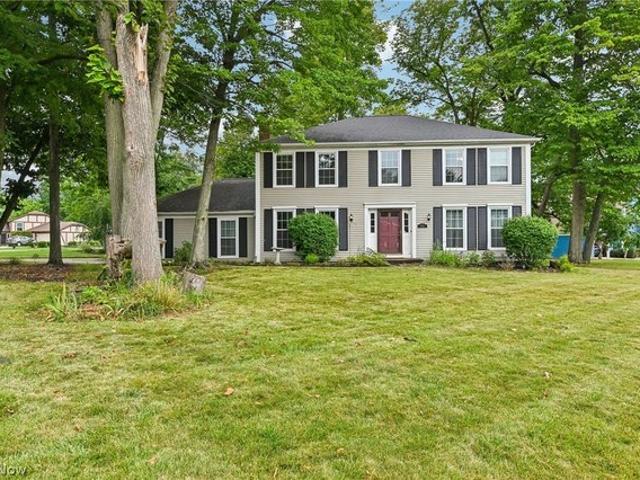 16980 S Meadows Cir, Strongsville, OH 44136