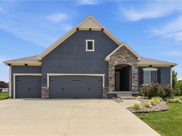 16989 S Heatherwood St, Olathe, KS 66062