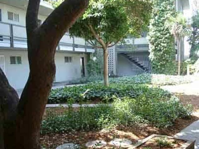 $1690 / 1br 595ft² Quiet garden Apartment, Large Balcony