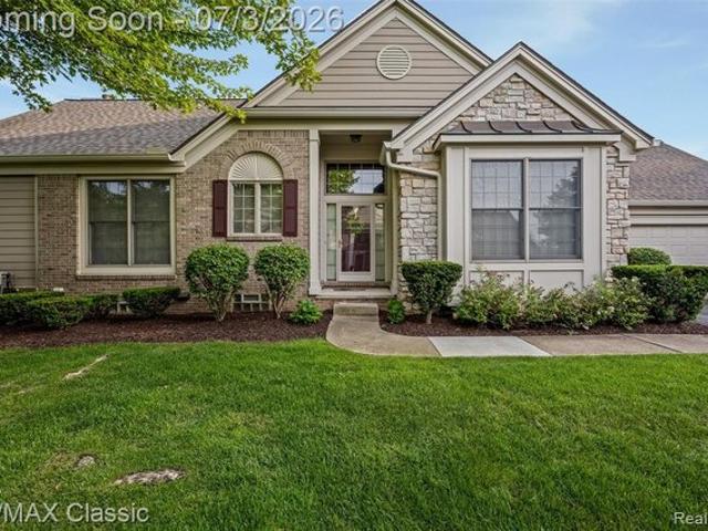 16934 Lochmoor Cir W, Northville Township, MI 48168