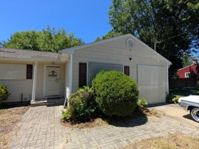 16 Thomas St, Coram, NY 11727