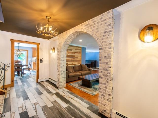 16 Tumbling Brook Rd
