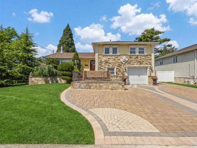 16 Tudor Rd, Hicksville, NY 11801