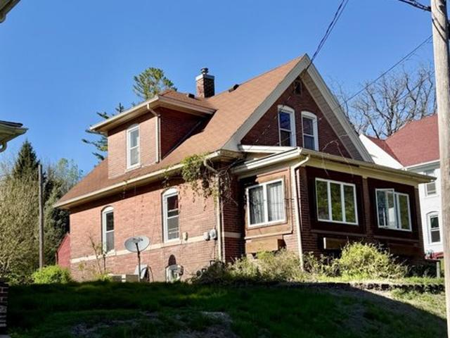 16 Van St, Savanna, IL 61074