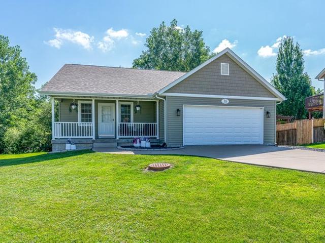 16 W Village Cir, Davenport, IA 52806