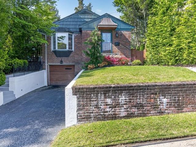 16 Warwick Pl, Port Washington, NY 11050