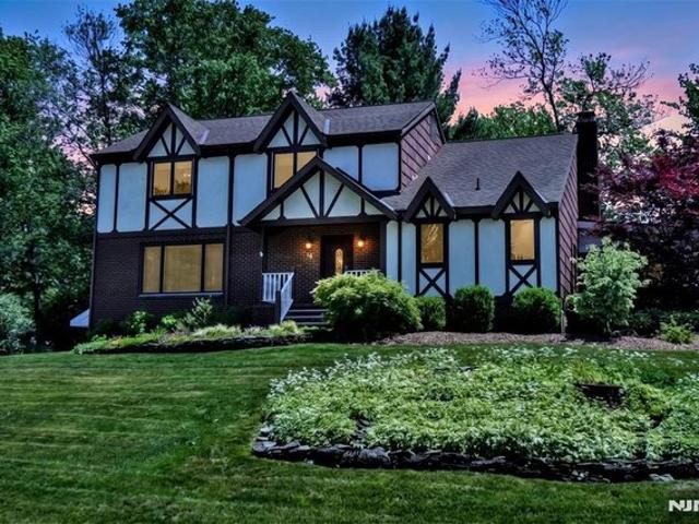 16 Weeden Dr, West Milford, NJ 07480