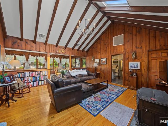 16 Weir Place