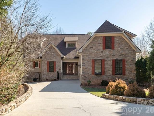 16 Winterberry Dr, Hendersonville, NC 28739