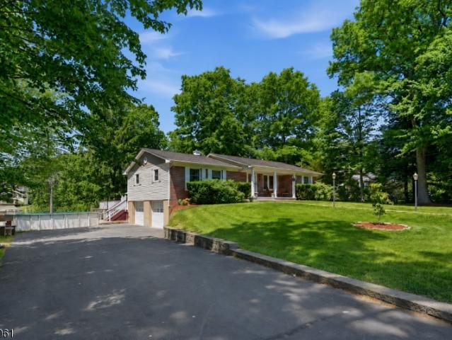16 Windsor Dr