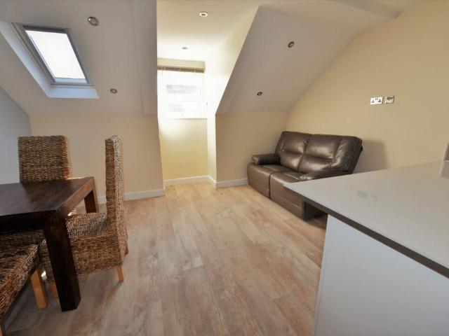 16 Woodsley Road Flat 5 2 bed flat to rent £1,196 pcm £276 pw