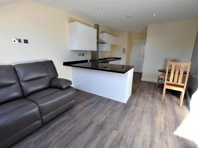 16 Woodsley Road Flat 6 2 bed flat to rent £1,248 pcm £288 pw