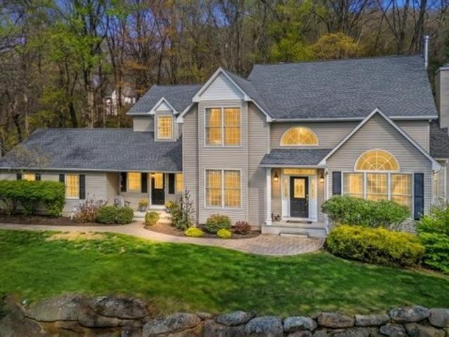 16 Yorkshire Dr, Washington Township, NJ 07840