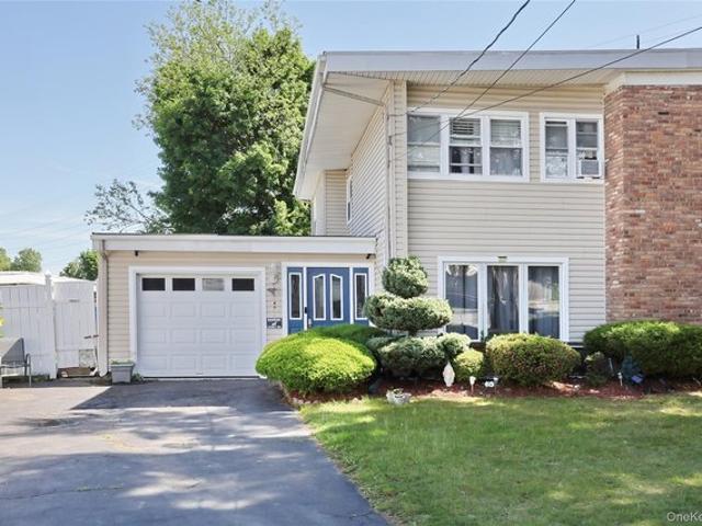 16 Adler Ct, West Haverstraw, NY 10993