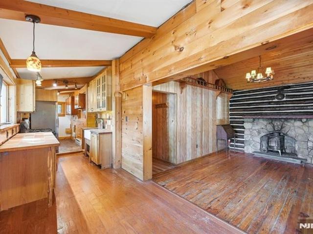 16 Allegheny Ave, West Milford, NJ 07480