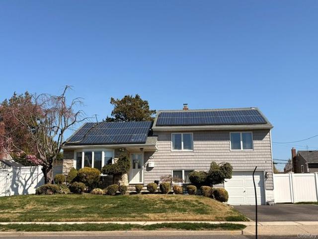 16 Amherst Dr, Massapequa, NY 11758