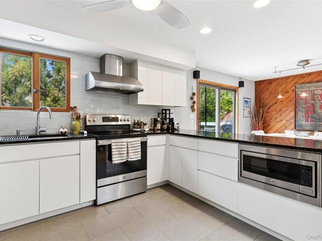 16 Argyle Ln, East Hampton, NY 11937