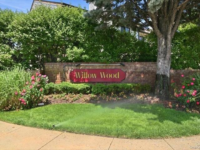 16 Balsam Ct, Wantagh, NY 11793