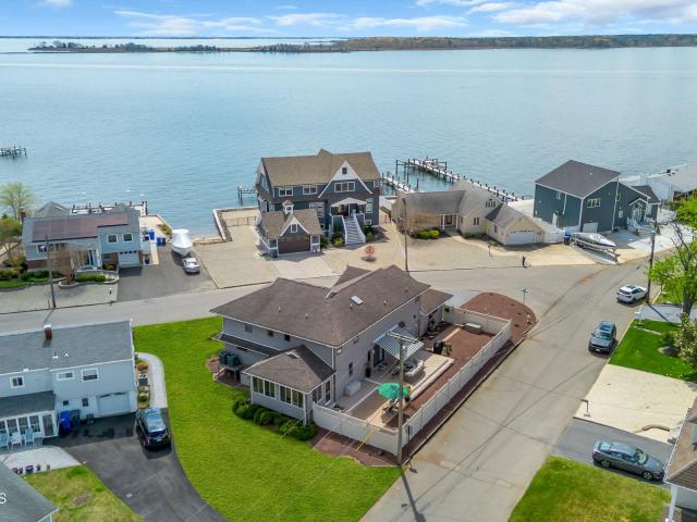 16 Bay Breeze Drive W