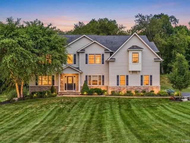 16 Canterbury Ln, Warwick, NY 10990