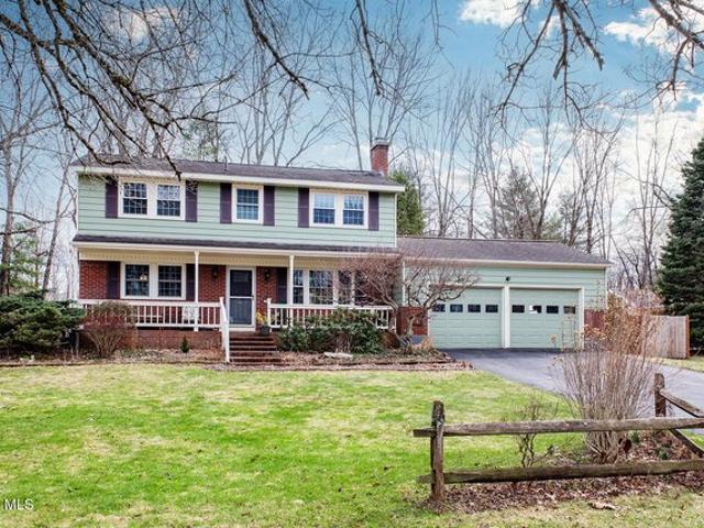 16 Conver Dr, Saratoga Springs, NY 12866
