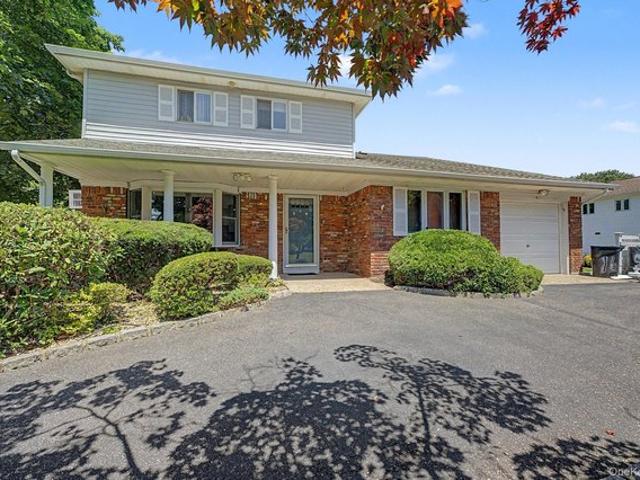 16 Cross Bow Ln, Commack, NY 11725