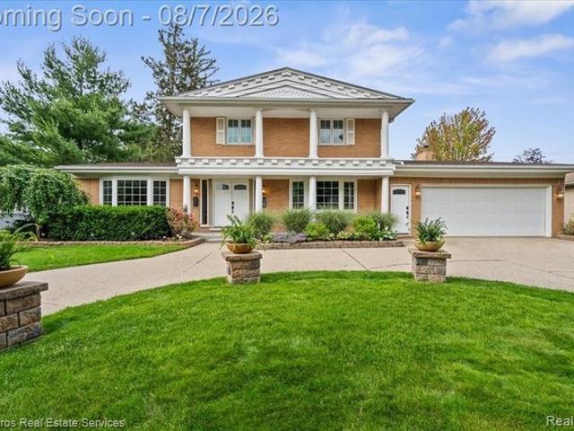16 Crestwood Dr, Village of Grosse Pointe Shores, MI 48236