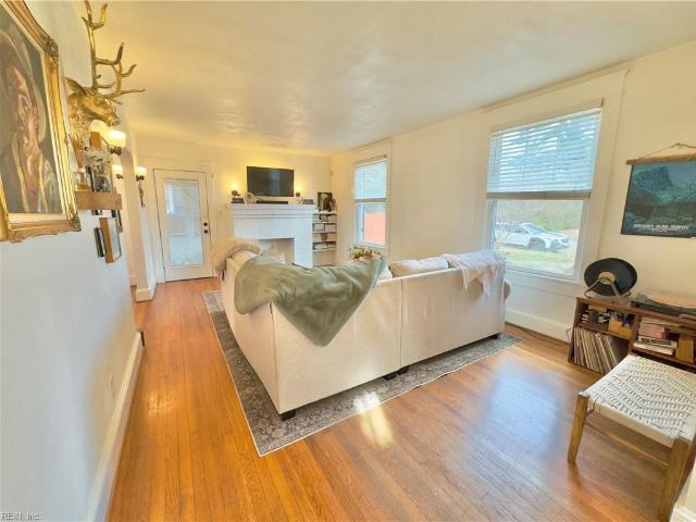 16 Dahlgren AVE