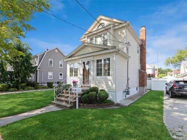 16 Devon St, Lynbrook, NY 11563
