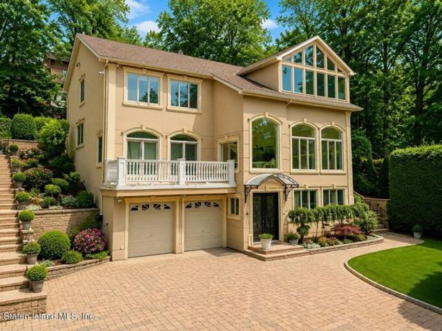 16 Diana Trl, Staten Island, NY 10304