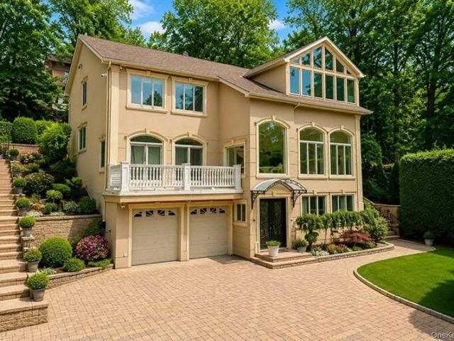 16 Diana Trl, Staten Island, NY 10304