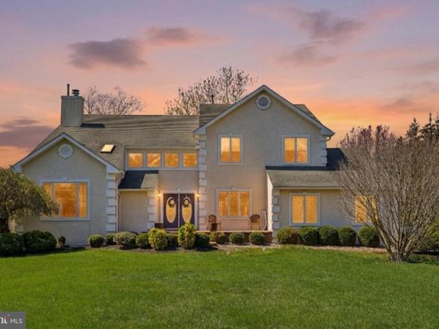 16 Dogwood Dr, Burlington, NJ 08016