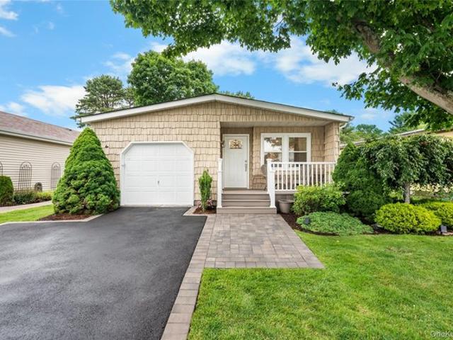 16 Dogwood Ln, Manorville, NY 11949