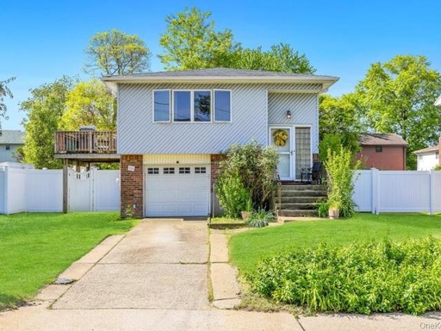 16 E Grove St, Massapequa, NY 11758