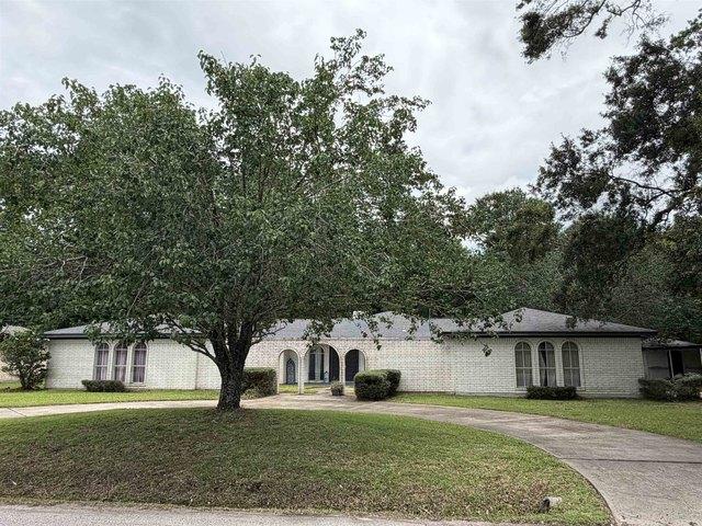 16 E Harding Cir, Orange, TX 77630