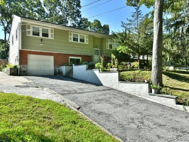 16 Edgar Dr, Smithtown, NY 11787