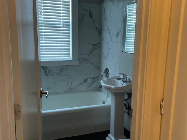 16 Evergreen Avenue 2 Bedroom Apartment for Rent at 16 Evergreen Ave, Hartford, CT 06105 West End