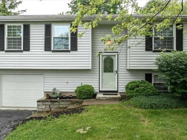 16 Falcon Dr, West Henrietta, NY 14586