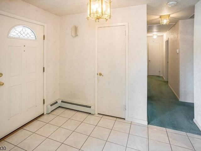 16 Feldstone Pl, West Caldwell, NJ 07006