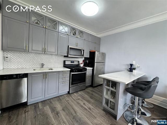 16 Forest St 404, Montclair, NJ